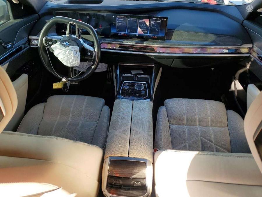 White BMW 740 2023 in Vilnius, with an engine capacity of 3.00 L and mileage of 118 thousand km for 45500 €, photo 9 on AUTOMOTO.COM.LV