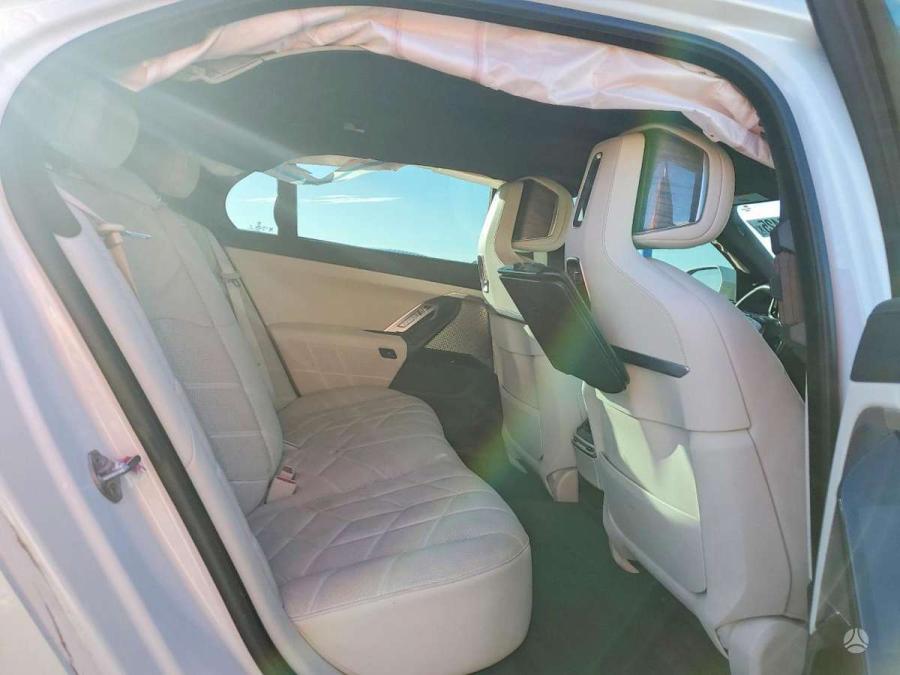 White BMW 740 2023 in Vilnius, with an engine capacity of 3.00 L and mileage of 118 thousand km for 45500 €, photo 11 on AUTOMOTO.COM.LV