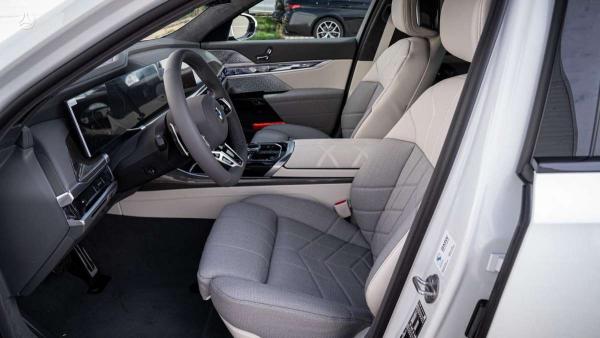White BMW 740 2024 in Vilnius, with an engine capacity of 2.99 L and mileage of 33 thousand km for 79900 €, photo 7 on AUTOMOTO.COM.LV