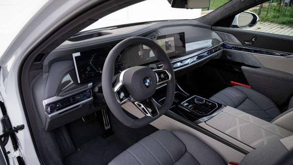 White BMW 740 2024 in Vilnius, with an engine capacity of 2.99 L and mileage of 33 thousand km for 79900 €, photo 8 on AUTOMOTO.COM.LV