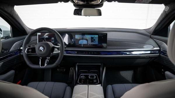 White BMW 740 2024 in Vilnius, with an engine capacity of 2.99 L and mileage of 33 thousand km for 79900 €, photo 9 on AUTOMOTO.COM.LV