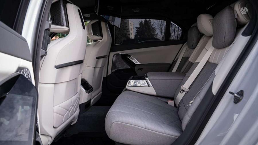 Balts BMW 740 2024 Viļņa, ar dzinēja tilpumu 2.99 L un nobraukumu 33 tūkst. km par 79900 €, foto 16 vietnē AUTOMOTO.COM.LV