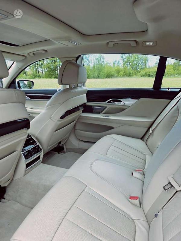 Yellow BMW 740 2016 in Kretinga, with an engine capacity of 3.00 L and mileage of 190 thousand km for 16999 €, photo 9 on AUTOMOTO.COM.LV