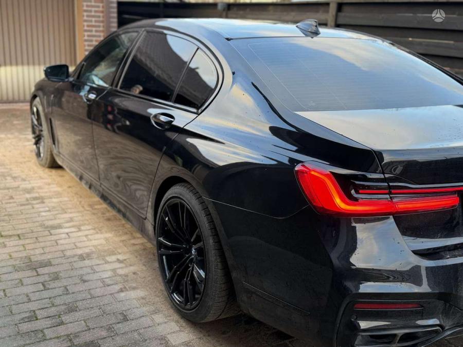 Black BMW 745 2019 in Taurage, with an engine capacity of 0.00 L and mileage of 106 thousand km for 35999 €, photo 6 on AUTOMOTO.COM.LV