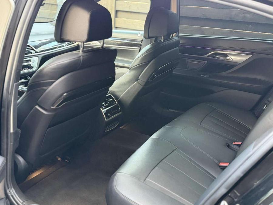 Black BMW 745 2019 in Taurage, with an engine capacity of 0.00 L and mileage of 106 thousand km for 35999 €, photo 11 on AUTOMOTO.COM.LV