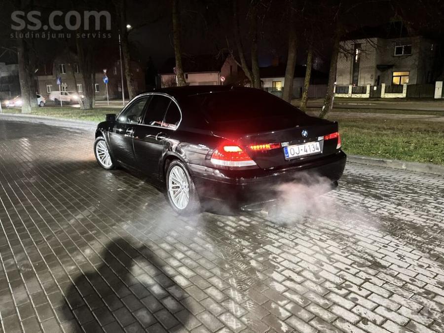 Melns BMW 745 2002 Jelgava, ar dzinēja tilpumu 4.50 L un nobraukumu 245 tūkst. km par 3800 €, foto 1 vietnē AUTOMOTO.COM.LV