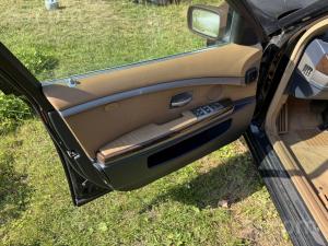 Black BMW 745 2002 in Riga, with an engine capacity of 4.50 L and mileage of 260 thousand km for 900 €, photo 9 on AUTOMOTO.COM.LV