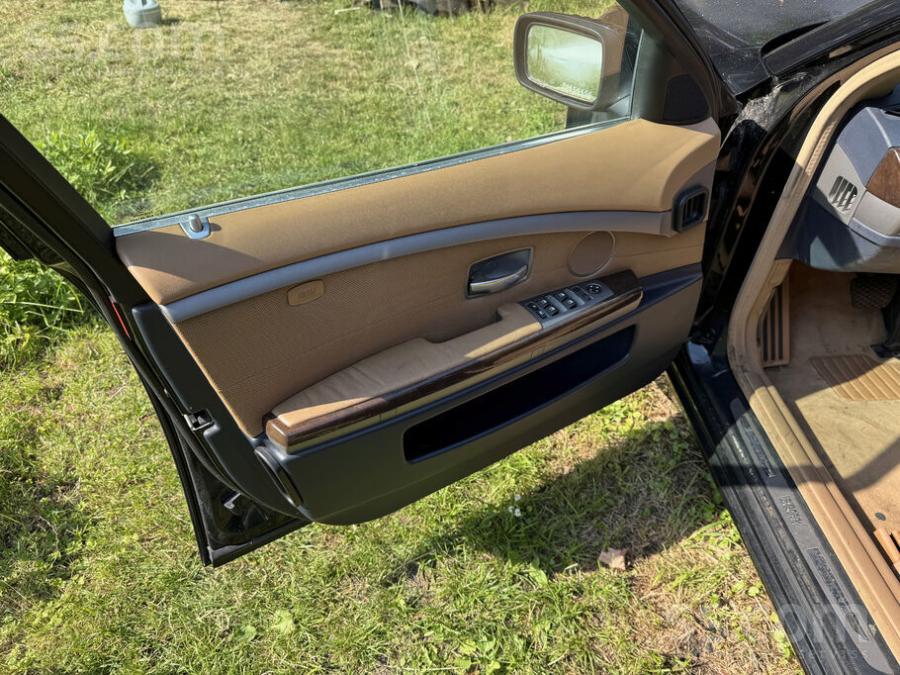 Black BMW 745 2002 in Riga, with an engine capacity of 4.50 L and mileage of 260 thousand km for 900 €, photo 9 on AUTOMOTO.COM.LV