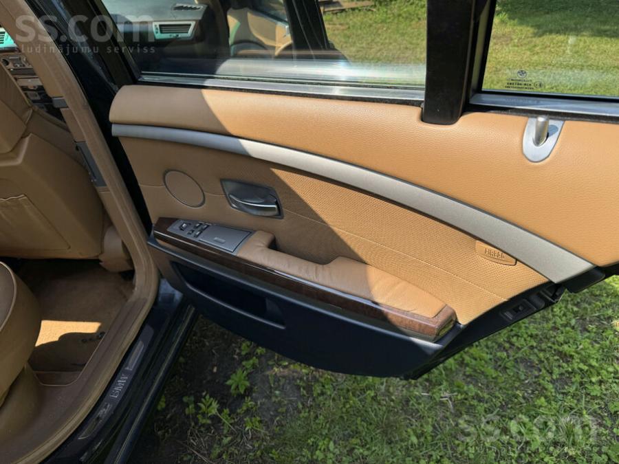 Black BMW 745 2002 in Riga, with an engine capacity of 4.50 L and mileage of 260 thousand km for 900 €, photo 13 on AUTOMOTO.COM.LV