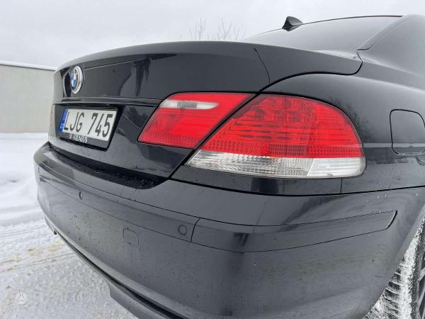 Black BMW 745 2006 in Vilnius, with an engine capacity of 4.42 L and mileage of 400 thousand km for 3650 €, photo 10 on AUTOMOTO.COM.LV