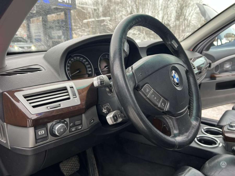 Black BMW 745 2006 in Vilnius, with an engine capacity of 4.42 L and mileage of 400 thousand km for 3650 €, photo 21 on AUTOMOTO.COM.LV