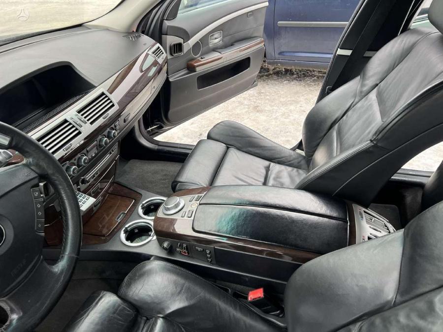 Black BMW 745 2006 in Vilnius, with an engine capacity of 4.42 L and mileage of 400 thousand km for 3650 €, photo 24 on AUTOMOTO.COM.LV