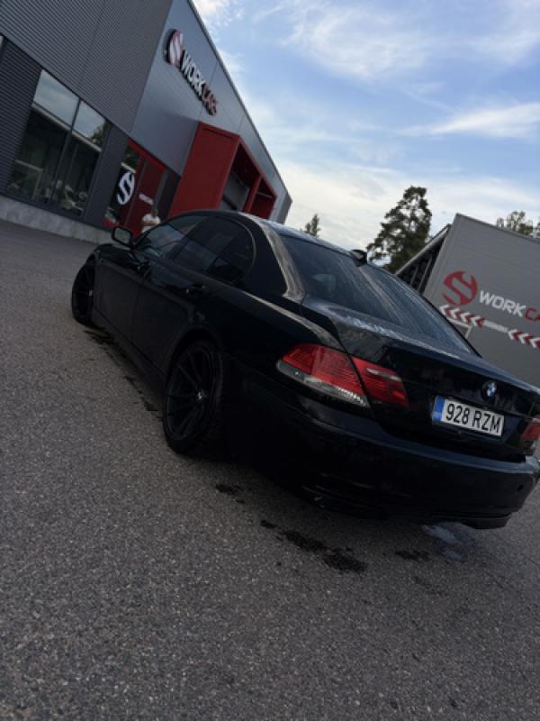 Melns BMW 745 2006 Jehvi, ar dzinēja tilpumu 4.40 L un nobraukumu 385 tūkst. km par 7000 €, foto 6 vietnē AUTOMOTO.COM.LV