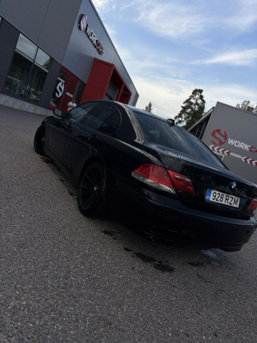 Melns BMW 745 2006 Jehvi, ar dzinēja tilpumu 4.40 L un nobraukumu 385 tūkst. km par 7000 €, foto 7 vietnē AUTOMOTO.COM.LV