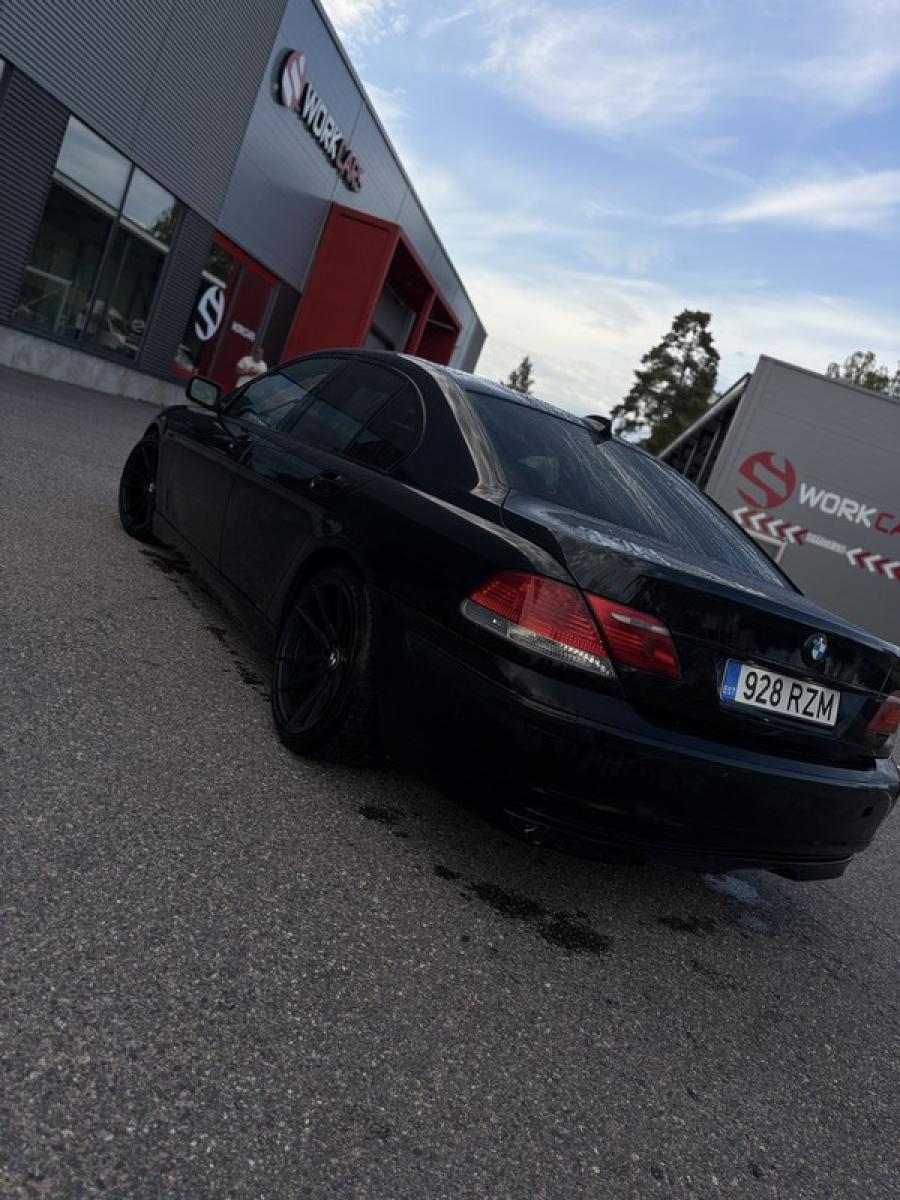 Melns BMW 745 2006 Jehvi, ar dzinēja tilpumu 4.40 L un nobraukumu 385 tūkst. km par 7000 €, foto 20 vietnē AUTOMOTO.COM.LV