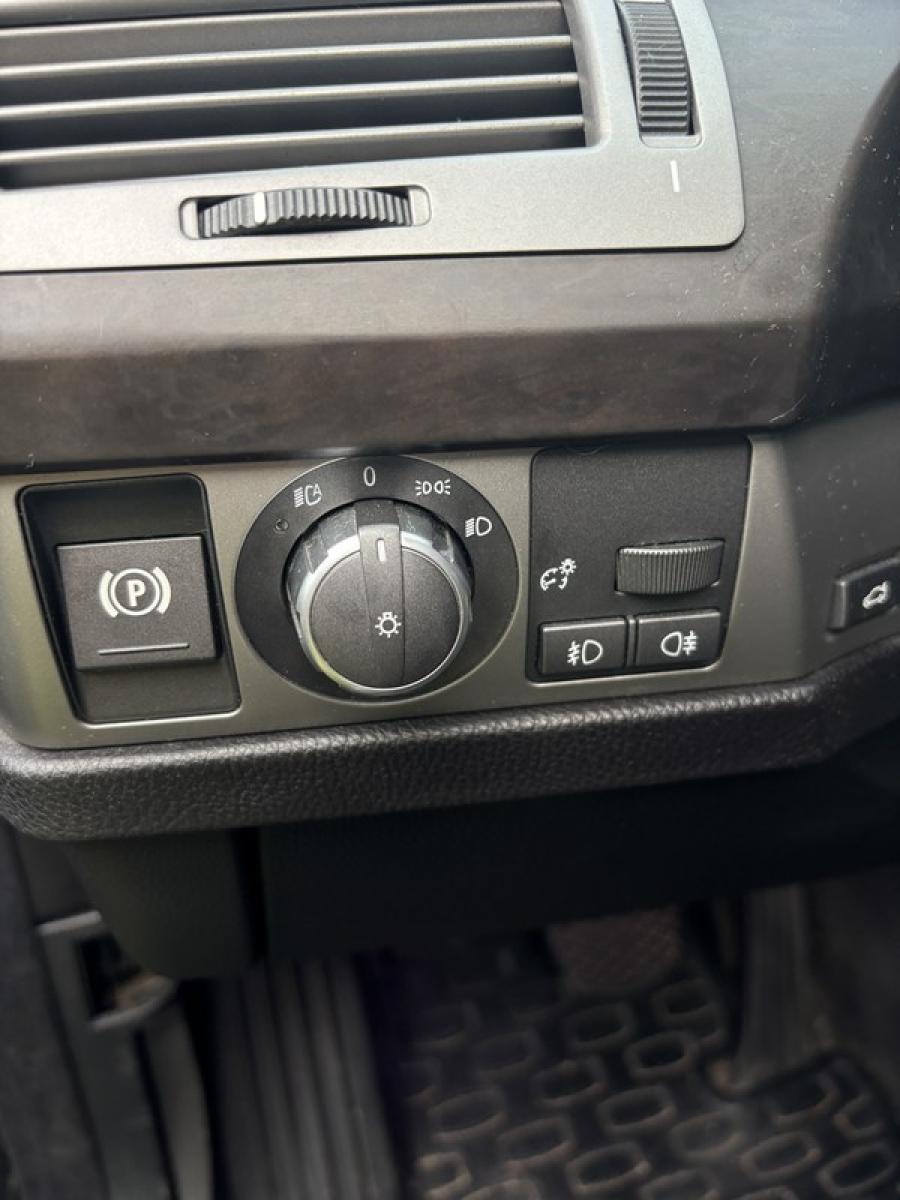 Melns BMW 745 2006 Jehvi, ar dzinēja tilpumu 4.40 L un nobraukumu 385 tūkst. km par 7000 €, foto 24 vietnē AUTOMOTO.COM.LV