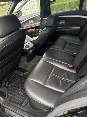 Melns BMW 745 2006 Jehvi, ar dzinēja tilpumu 4.40 L un nobraukumu 385 tūkst. km par 7000 €, foto 26 vietnē AUTOMOTO.COM.LV