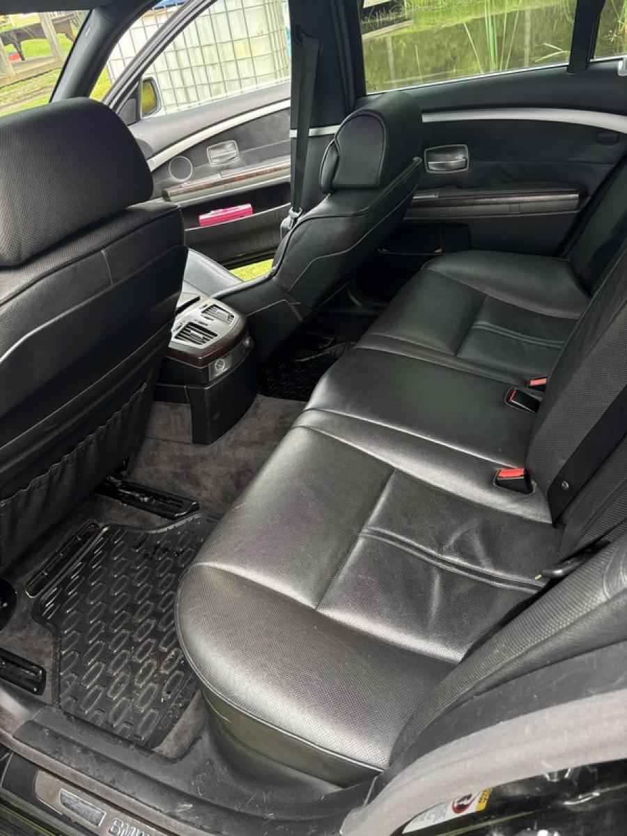 Melns BMW 745 2006 Jehvi, ar dzinēja tilpumu 4.40 L un nobraukumu 385 tūkst. km par 7000 €, foto 26 vietnē AUTOMOTO.COM.LV