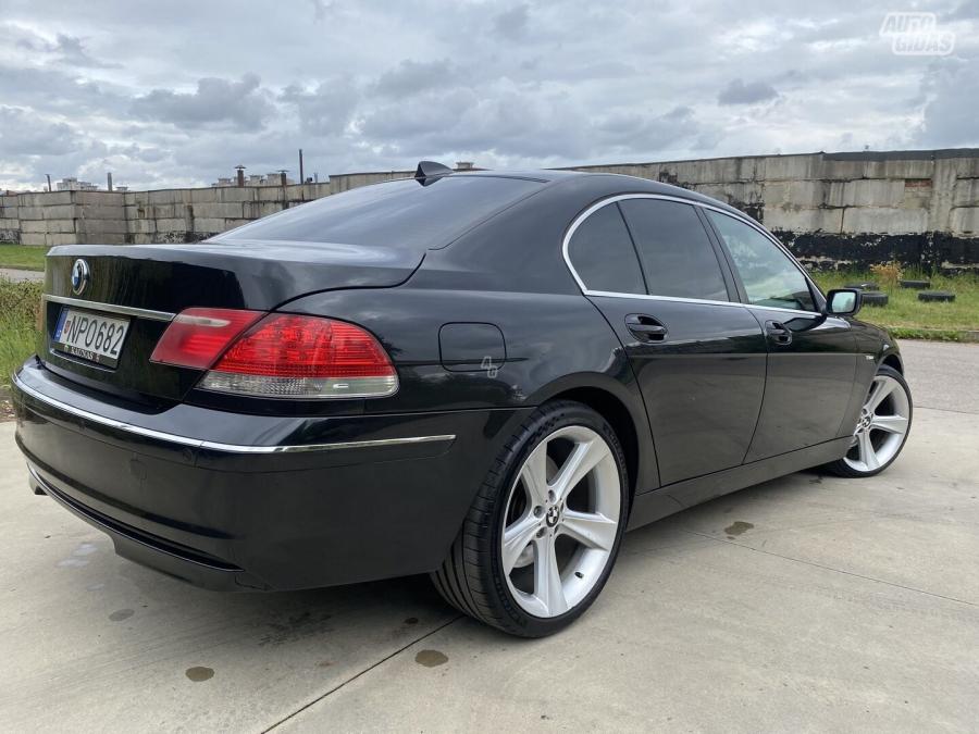 Melns BMW 745 2006 Kauņa, ar dzinēja tilpumu 4.40 L un nobraukumu 480 tūkst. km par 4700 €, foto 12 vietnē AUTOMOTO.COM.LV