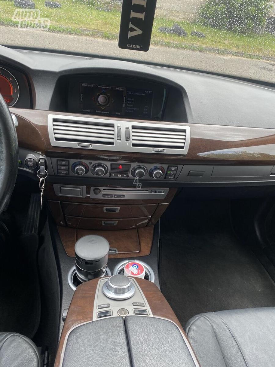 Melns BMW 745 2006 Kauņa, ar dzinēja tilpumu 4.40 L un nobraukumu 480 tūkst. km par 4700 €, foto 25 vietnē AUTOMOTO.COM.LV