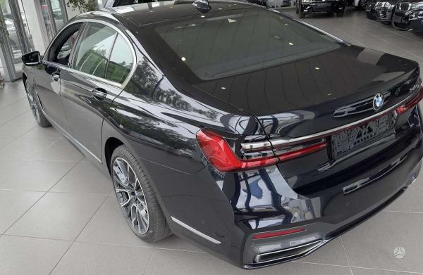 Black BMW 745 2019 in Marijampole, with an engine capacity of 3.00 L and mileage of 225 thousand km for 36999 €, photo 3 on AUTOMOTO.COM.LV