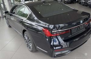 Black BMW 745 2019 in Marijampole, with an engine capacity of 3.00 L and mileage of 225 thousand km for 36999 €, photo 4 on AUTOMOTO.COM.LV