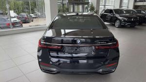Black BMW 745 2019 in Marijampole, with an engine capacity of 3.00 L and mileage of 225 thousand km for 36999 €, photo 5 on AUTOMOTO.COM.LV