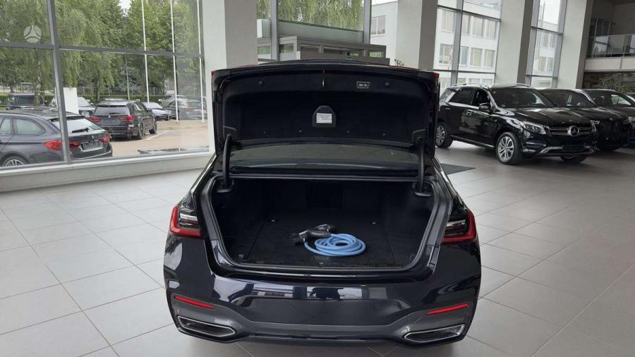 Black BMW 745 2019 in Marijampole, with an engine capacity of 3.00 L and mileage of 225 thousand km for 36999 €, photo 6 on AUTOMOTO.COM.LV