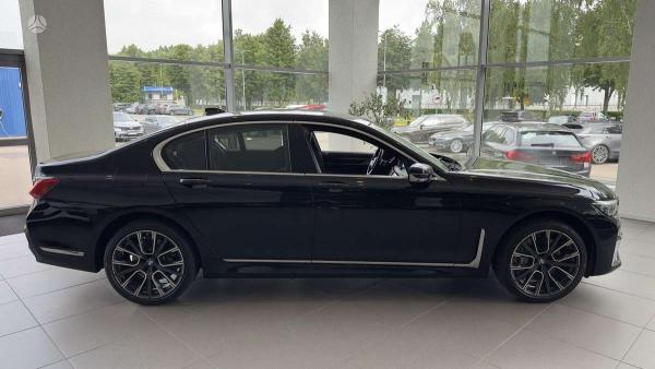 Black BMW 745 2019 in Marijampole, with an engine capacity of 3.00 L and mileage of 225 thousand km for 36999 €, photo 7 on AUTOMOTO.COM.LV