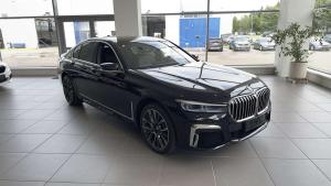 Black BMW 745 2019 in Marijampole, with an engine capacity of 3.00 L and mileage of 225 thousand km for 36999 €, photo 9 on AUTOMOTO.COM.LV