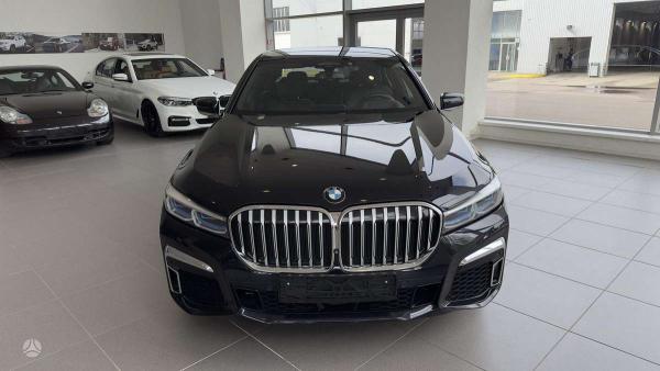 Black BMW 745 2019 in Marijampole, with an engine capacity of 3.00 L and mileage of 225 thousand km for 36999 €, photo 9 on AUTOMOTO.COM.LV
