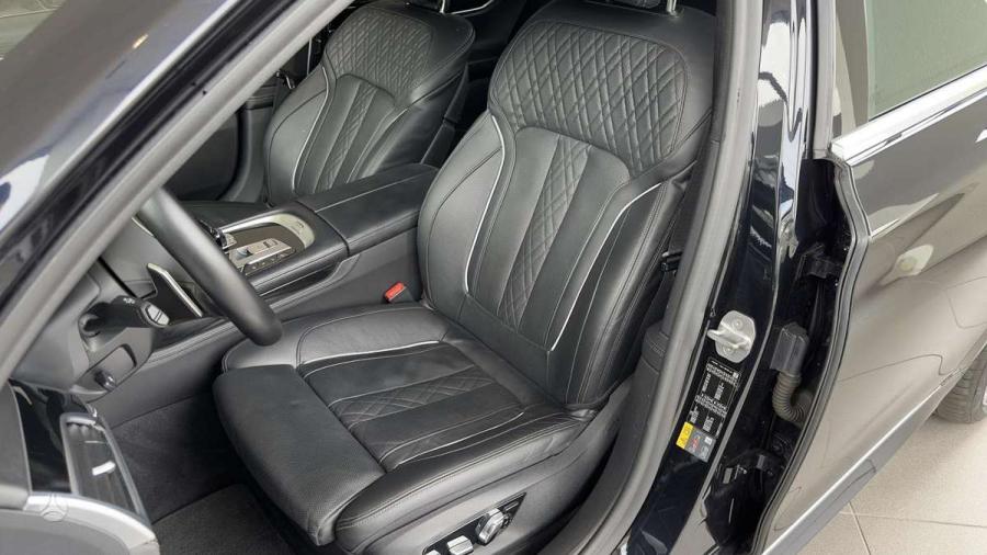 Black BMW 745 2019 in Marijampole, with an engine capacity of 3.00 L and mileage of 225 thousand km for 36999 €, photo 13 on AUTOMOTO.COM.LV