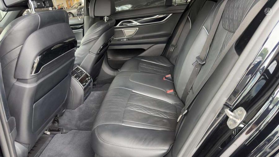 Black BMW 745 2019 in Marijampole, with an engine capacity of 3.00 L and mileage of 225 thousand km for 36999 €, photo 17 on AUTOMOTO.COM.LV
