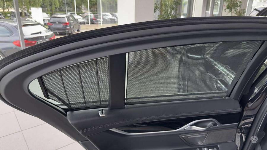 Black BMW 745 2019 in Marijampole, with an engine capacity of 3.00 L and mileage of 225 thousand km for 36999 €, photo 27 on AUTOMOTO.COM.LV