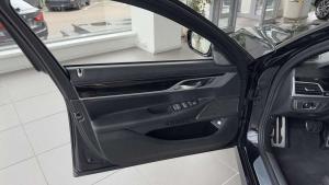 Black BMW 745 2019 in Marijampole, with an engine capacity of 3.00 L and mileage of 225 thousand km for 36999 €, photo 28 on AUTOMOTO.COM.LV
