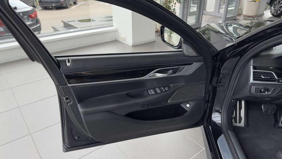 Black BMW 745 2019 in Marijampole, with an engine capacity of 3.00 L and mileage of 225 thousand km for 36999 €, photo 28 on AUTOMOTO.COM.LV