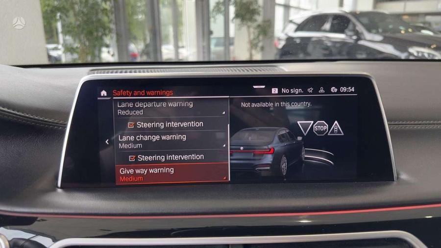 Black BMW 745 2019 in Marijampole, with an engine capacity of 3.00 L and mileage of 225 thousand km for 36999 €, photo 40 on AUTOMOTO.COM.LV