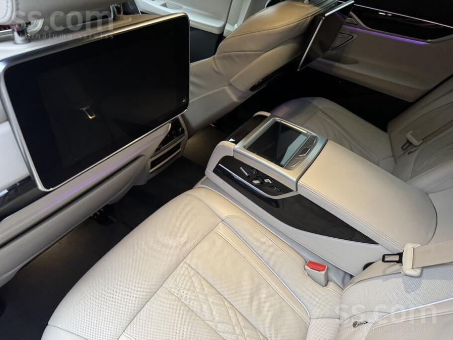 Black BMW 745 2019 in Riga, with an engine capacity of 3.00 L and mileage of 0 thousand km for 40000 €, photo 9 on AUTOMOTO.COM.LV