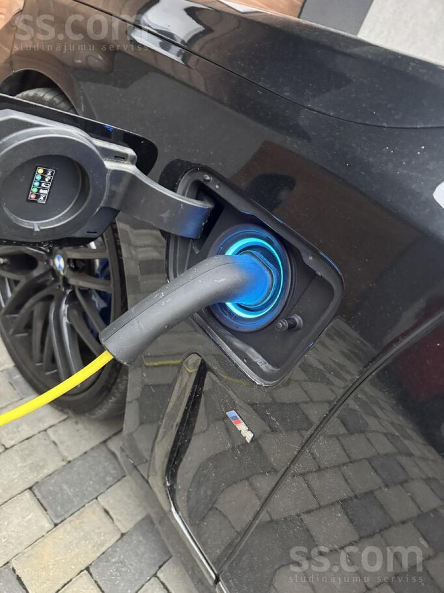 Black BMW 745 2019 in Riga, with an engine capacity of 3.00 L and mileage of 0 thousand km for 40000 €, photo 10 on AUTOMOTO.COM.LV