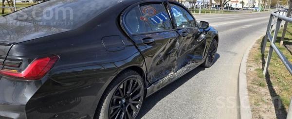 Melns BMW 745 2020 Rīga, ar dzinēja tilpumu 3.00 L un nobraukumu 60 tūkst. km par 39000 €, foto  vietnē AUTOMOTO.COM.LV