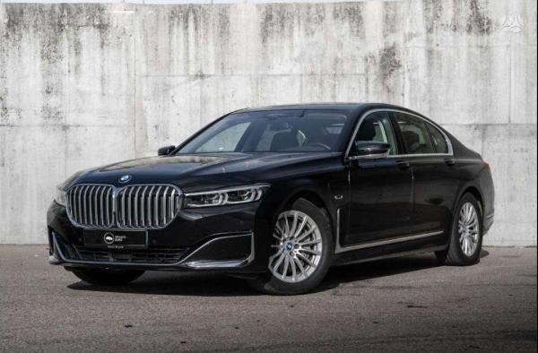 Black BMW 745 2022 in Vilnius, with an engine capacity of 3.00 L and mileage of 73 thousand km for 53900 €, photo 1 on AUTOMOTO.COM.LV