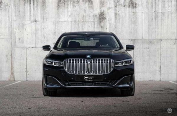 Black BMW 745 2022 in Vilnius, with an engine capacity of 3.00 L and mileage of 73 thousand km for 53900 €, photo 2 on AUTOMOTO.COM.LV