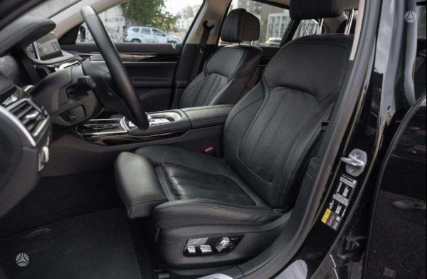 Black BMW 745 2022 in Vilnius, with an engine capacity of 3.00 L and mileage of 73 thousand km for 53900 €, photo 6 on AUTOMOTO.COM.LV