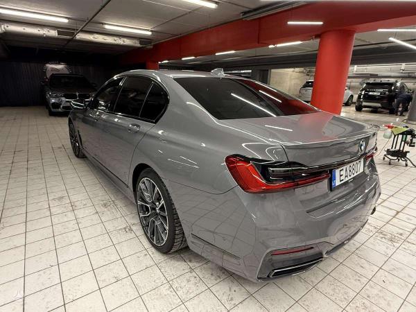 Grey BMW 745 2019 in Vilnius, with an engine capacity of 3.00 L and mileage of 157 thousand km for 45500 €, photo 4 on AUTOMOTO.COM.LV