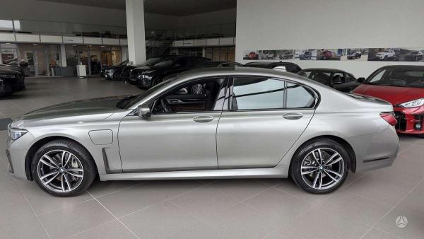 Grey BMW 745 2019 in Marijampole, with an engine capacity of 3.00 L and mileage of 146 thousand km for 41999 €, photo 6 on AUTOMOTO.COM.LV