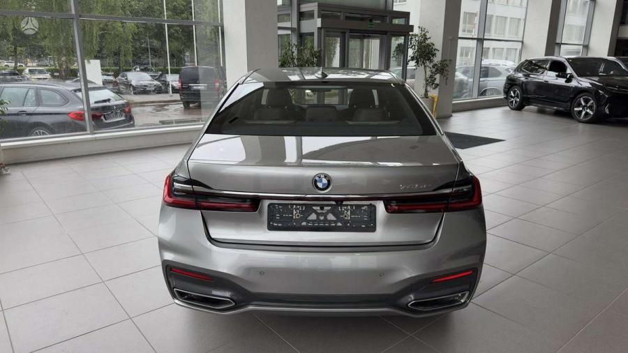 Grey BMW 745 2019 in Marijampole, with an engine capacity of 3.00 L and mileage of 146 thousand km for 41999 €, photo 9 on AUTOMOTO.COM.LV