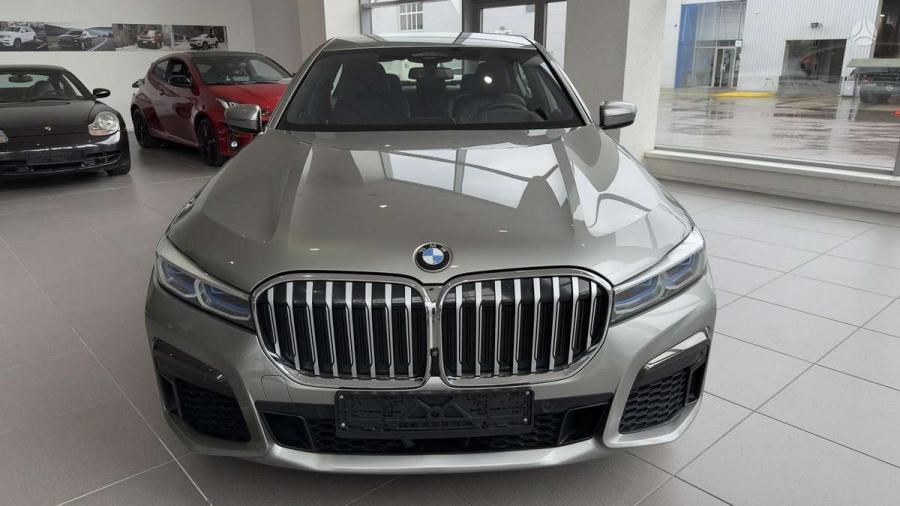 Grey BMW 745 2019 in Marijampole, with an engine capacity of 3.00 L and mileage of 146 thousand km for 41999 €, photo 13 on AUTOMOTO.COM.LV