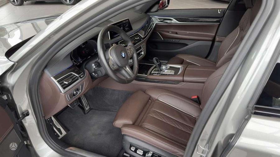 Grey BMW 745 2019 in Marijampole, with an engine capacity of 3.00 L and mileage of 146 thousand km for 41999 €, photo 17 on AUTOMOTO.COM.LV