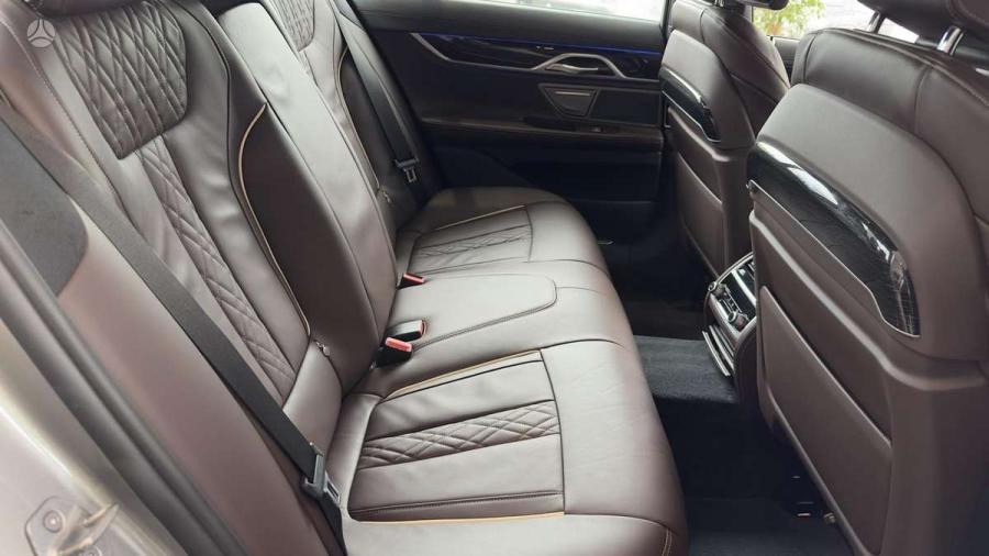 Grey BMW 745 2019 in Marijampole, with an engine capacity of 3.00 L and mileage of 146 thousand km for 41999 €, photo 20 on AUTOMOTO.COM.LV