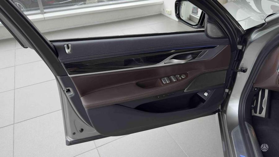 Grey BMW 745 2019 in Marijampole, with an engine capacity of 3.00 L and mileage of 146 thousand km for 41999 €, photo 21 on AUTOMOTO.COM.LV
